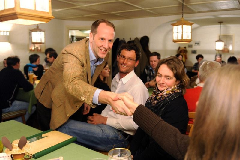 Wahlkämpfer Daniel Rapp schüttelt viele Hände