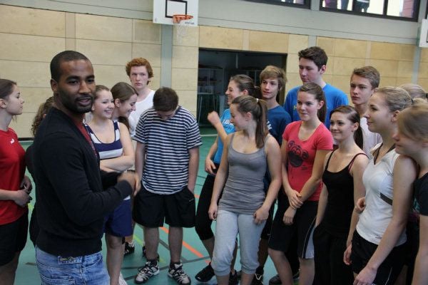 Cacau gibt Sportunterricht am Droste-Hülshoff-Gymnasium in Meersburg