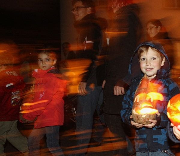 Kinder geistern mit den Rüben durch die Stadt