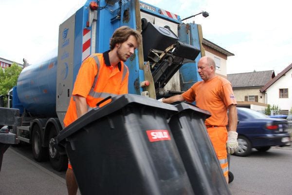 Der Mief aus der Tonne: Unterwegs mit einem Mülltransporter