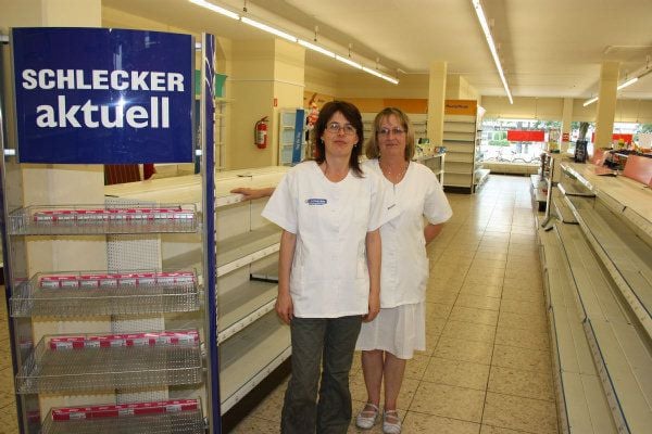 Heike Schlosser und Maria Ammon machen bei Schlecker das Licht aus