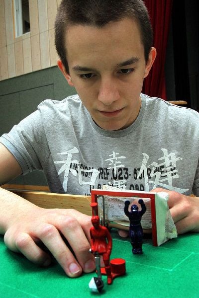 Jonathan Weber hält Fahne für die Gastgeber hoch