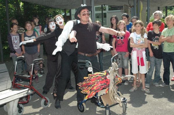 Schüler und behinderte Menschen machen Kunst