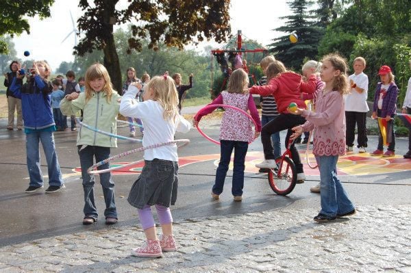 Die Kinder lieben ihren neuen Schulhof