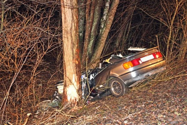 Auto prallt gegen Baum – Fahrer stirbt