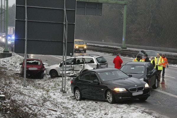 Sechs Autos krachen auf der Autobahn ineinander