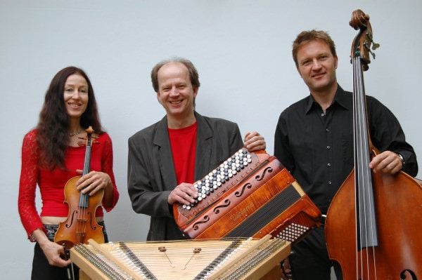 Der Meister des Hackbretts vereint sich mit Geigerin und Kontrabassist