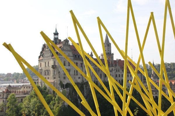 Hinter den Zacken der Krone erhebt sich das fürstliche Schloss