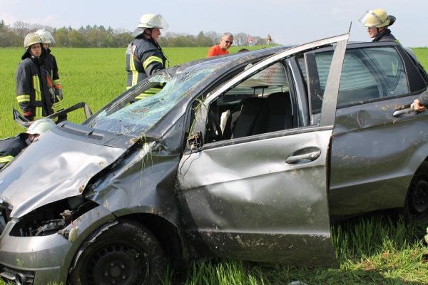 Schwerer Unfall in Biberach: Auto überschlägt sich im Acker Schwerer Unfall in Biberach: Auto überschlägt sich im Acker