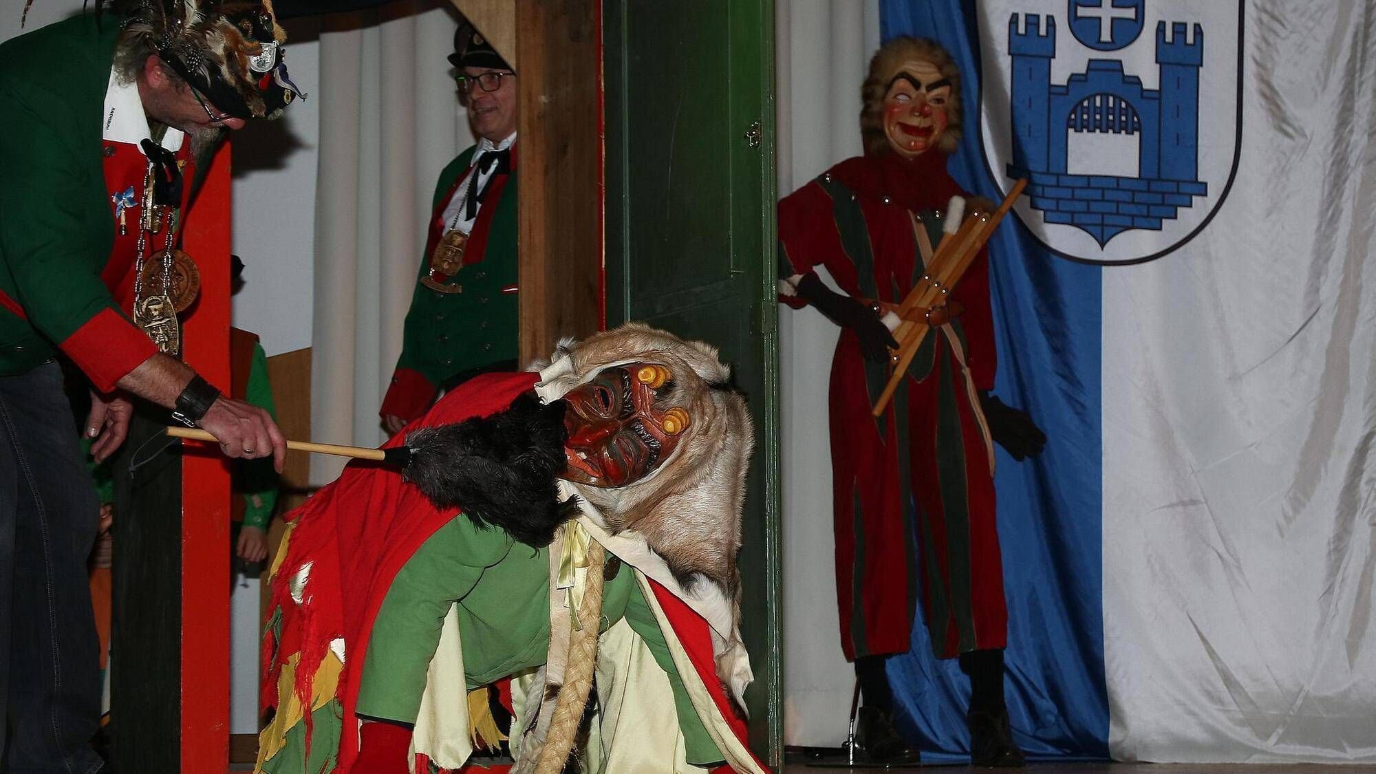 Schwarze Veri stauben in Ravensburg die Masken ab