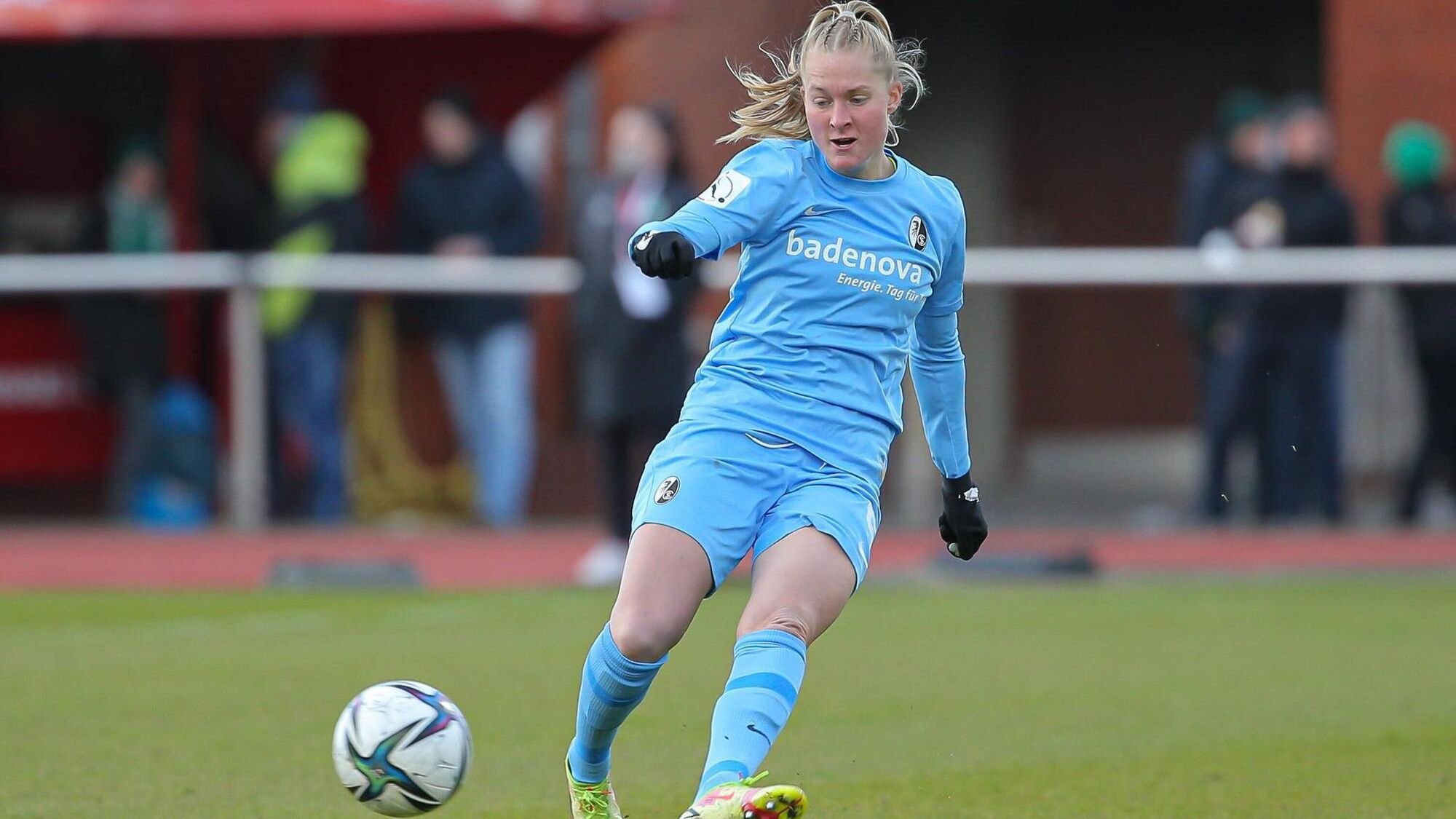 Bundesliga-Top-Torjägerin Janina Minge aus Lindau steht vor dem großen ...