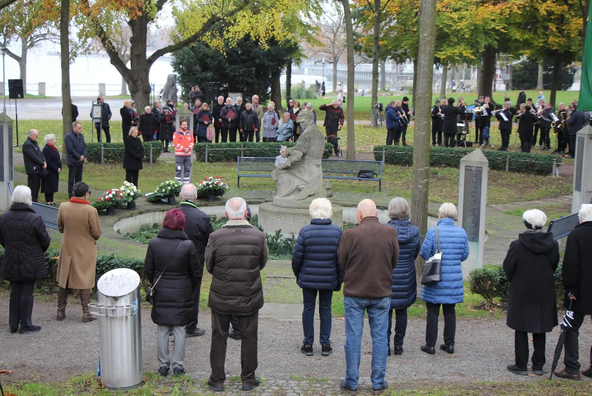 VdK gedenkt am Kriegerdenkmal in Friedrichshafen der Opfer von Kriegen und Terrorismus