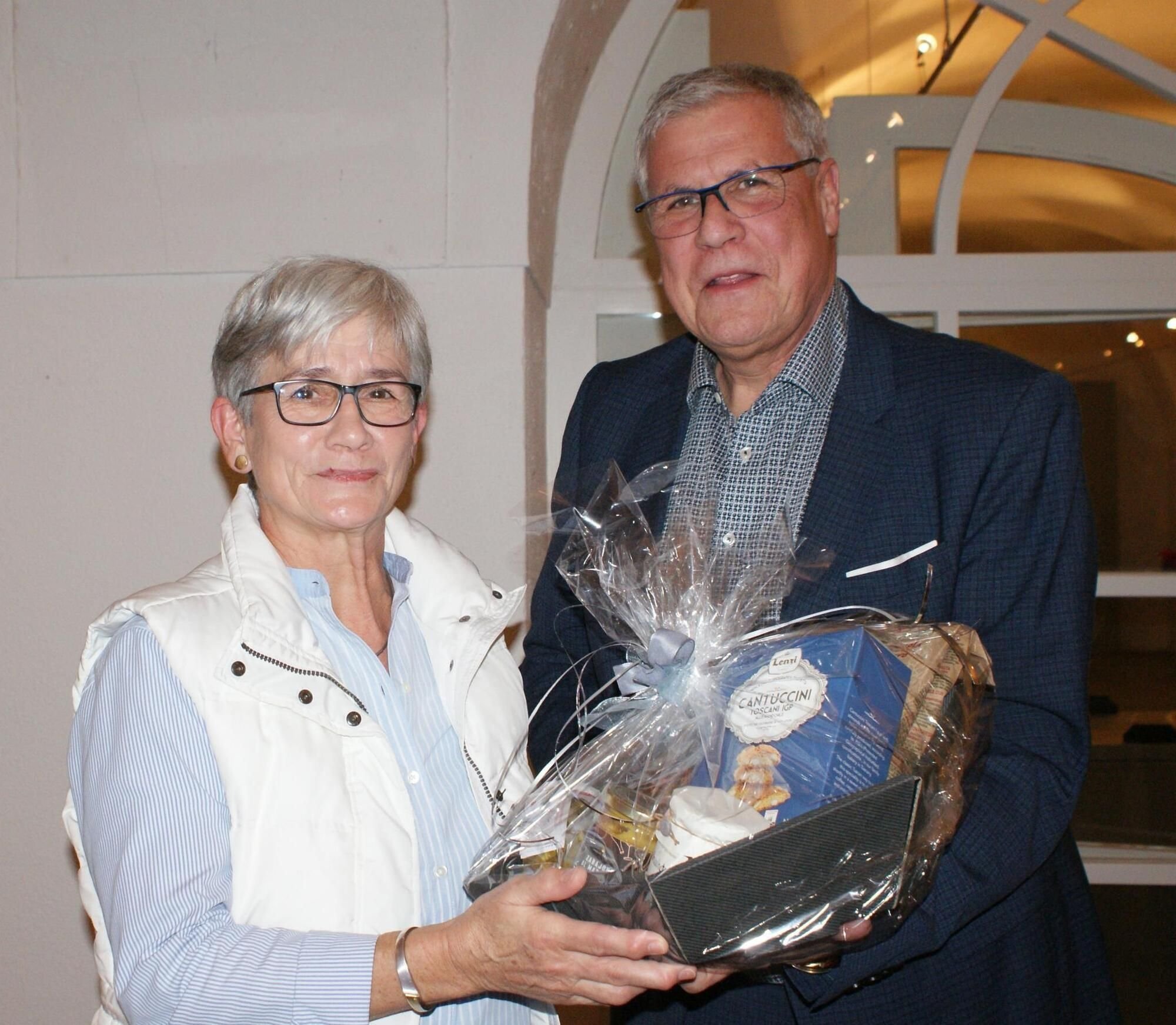 Bürgermeister Andreas Denzel verabschiedet Helga Roth in den Ruhestand