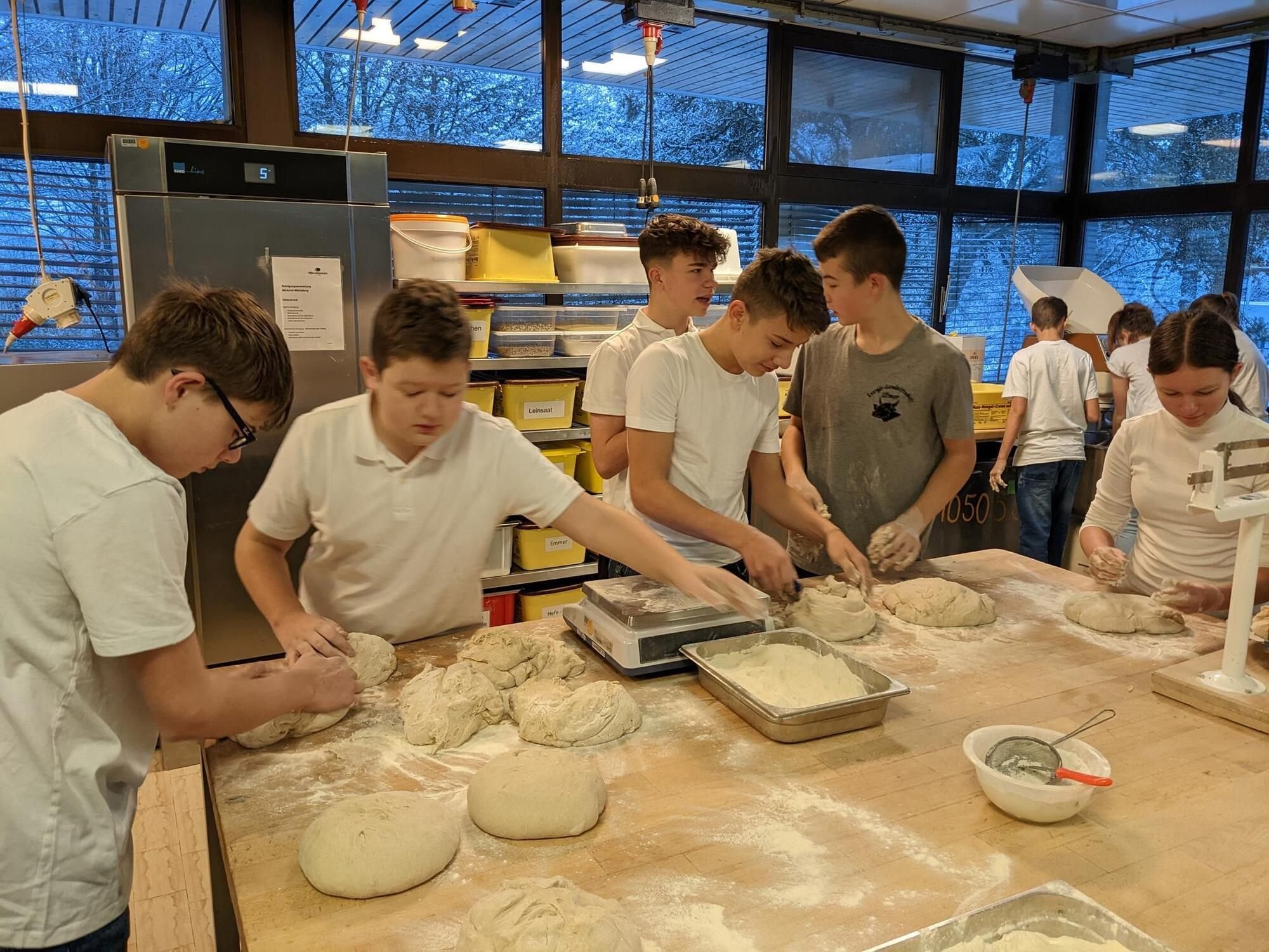 Konfis backen für den guten Zweck