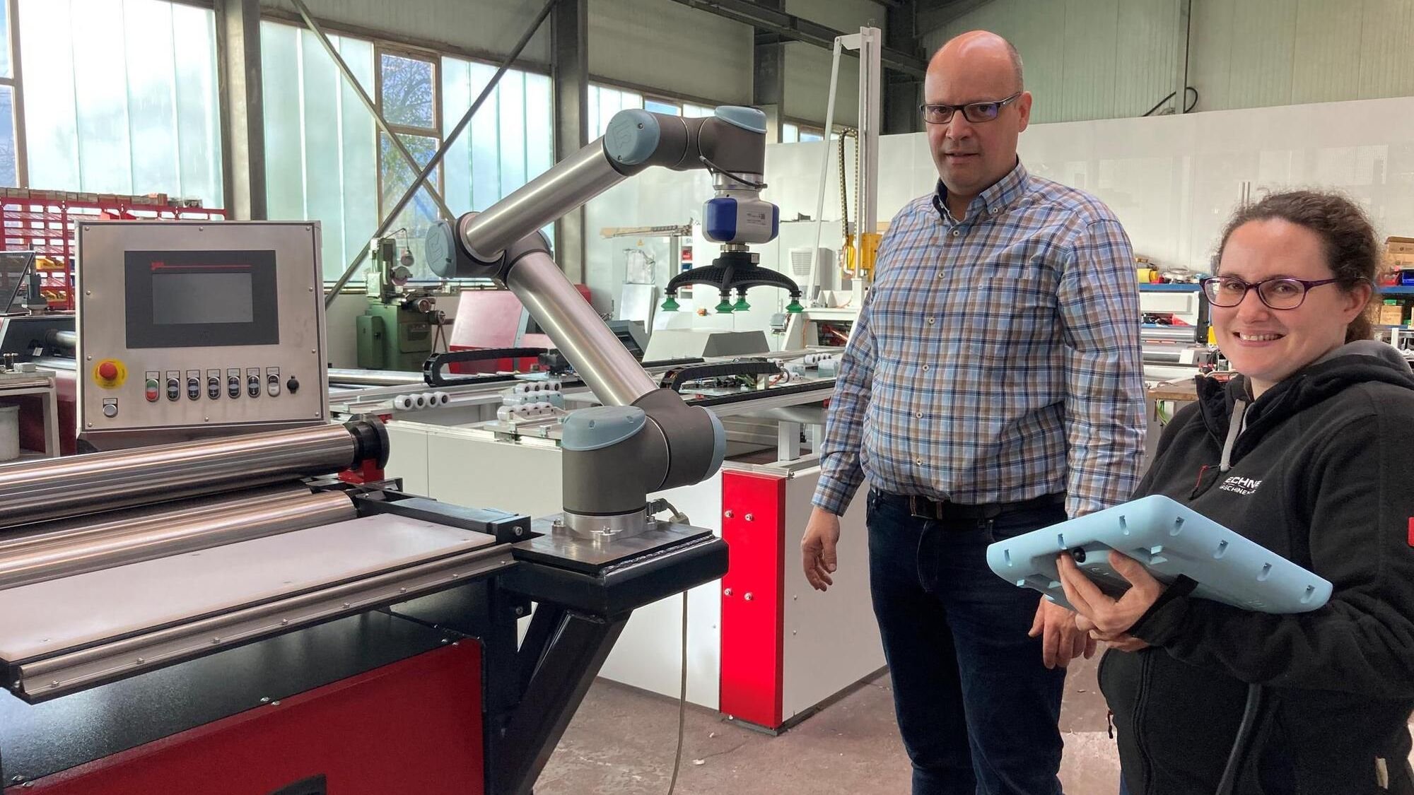 Bei Lechner Maschinenbau arbeiten auch Roboter