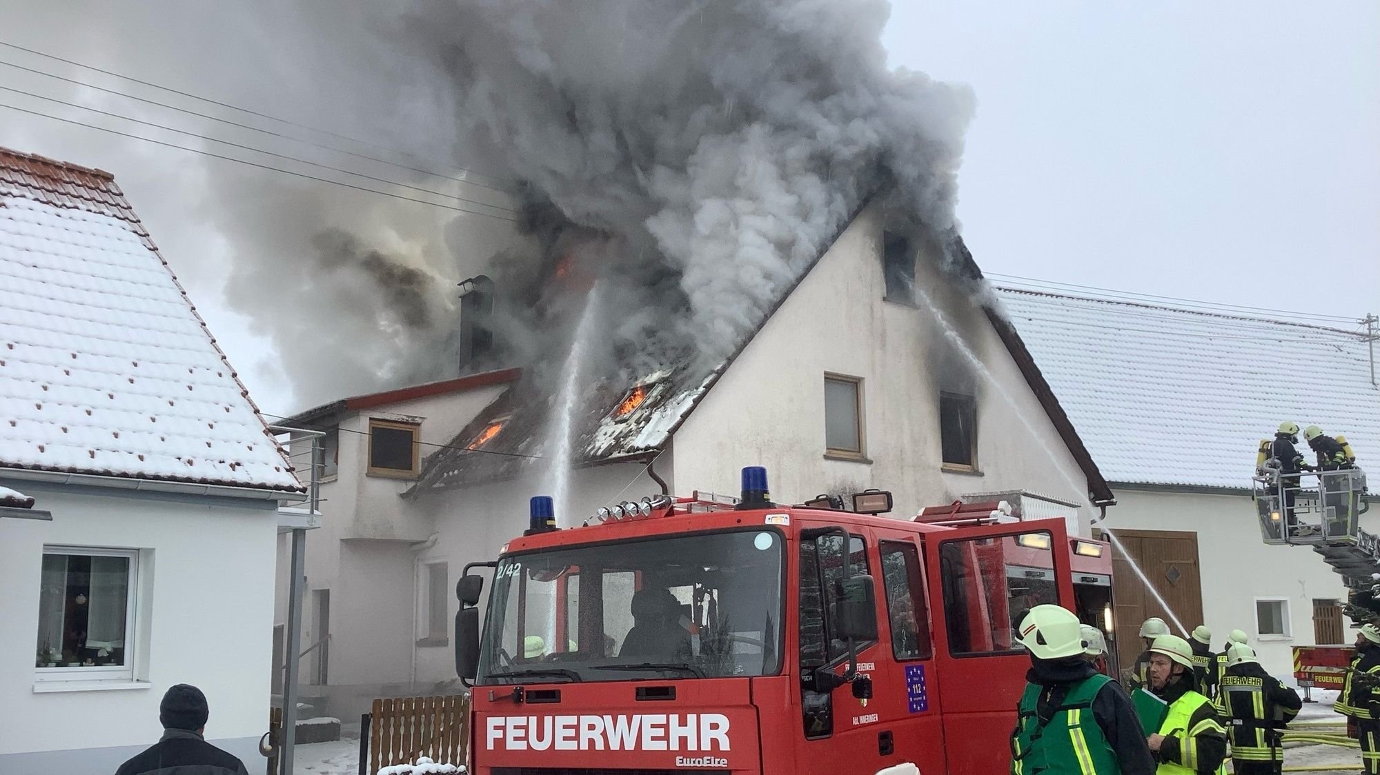 Nachbarn retten Frau mit Leiter aus brennendem Haus