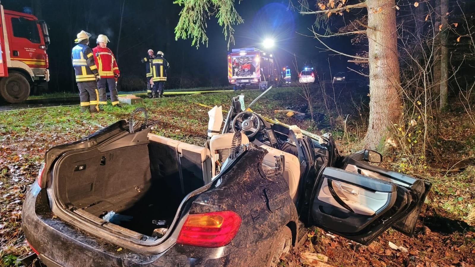 Lebensgefährlich verletzt: Mann prallt mit BMW gegen Baum