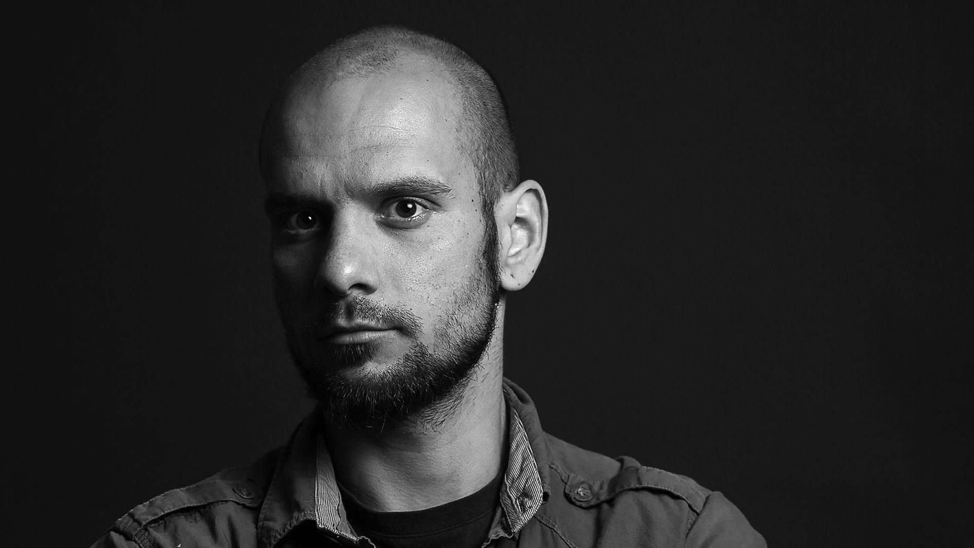 Andy Spyra spricht über seine Bilder und seine Arbeit