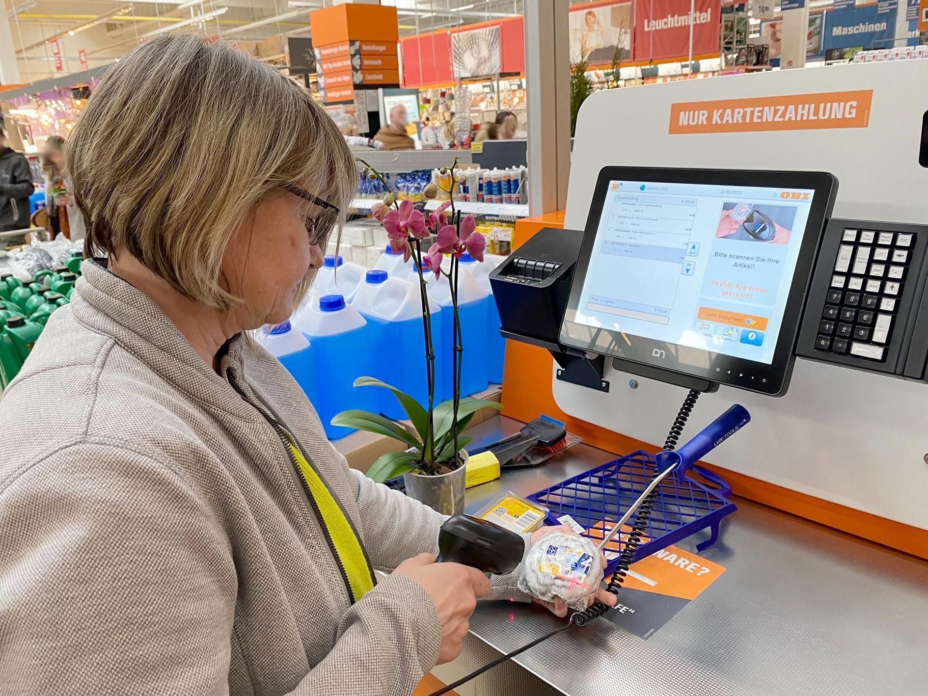 Friedrichshafen: Neue Selbstbedienungskassen im Obi–Markt