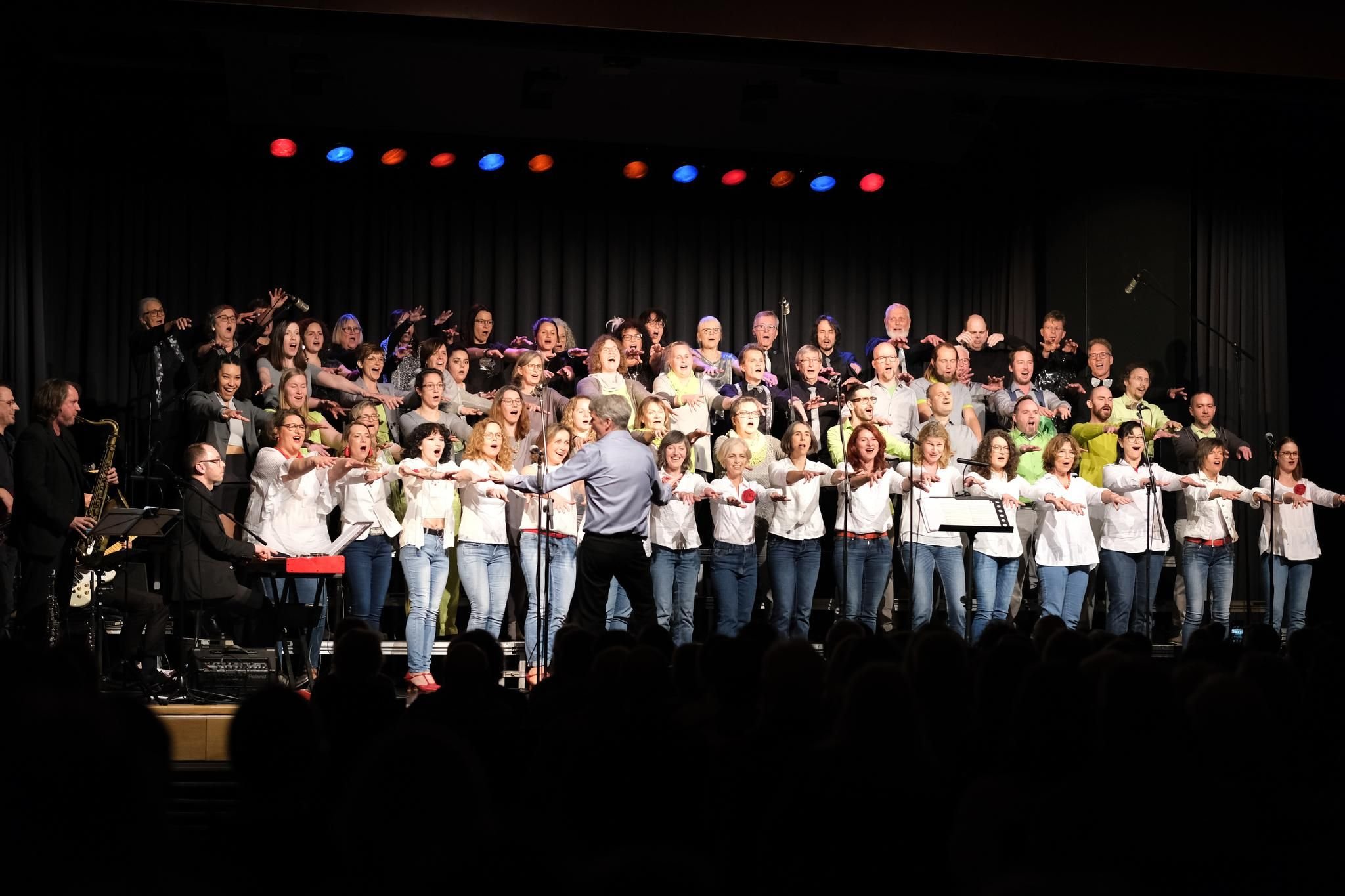 Die Angerhalle bebt beim 3–Chöre–Konzert mit Joachim Brenn