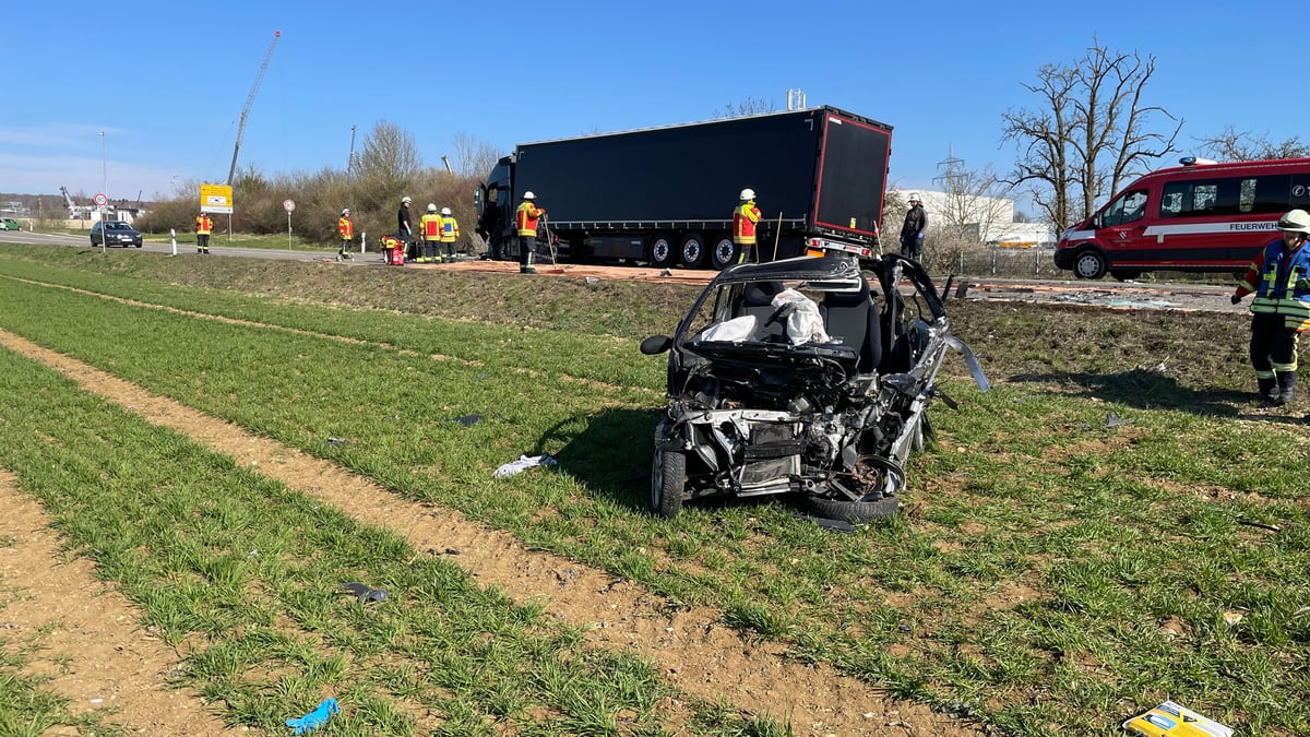 Ehingen: Schwerer Verkehrsunfall auf der B465