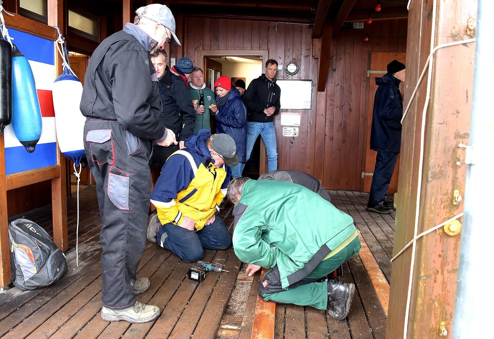 Kressbronner Segler beim Frühjahrs–Hafenputz