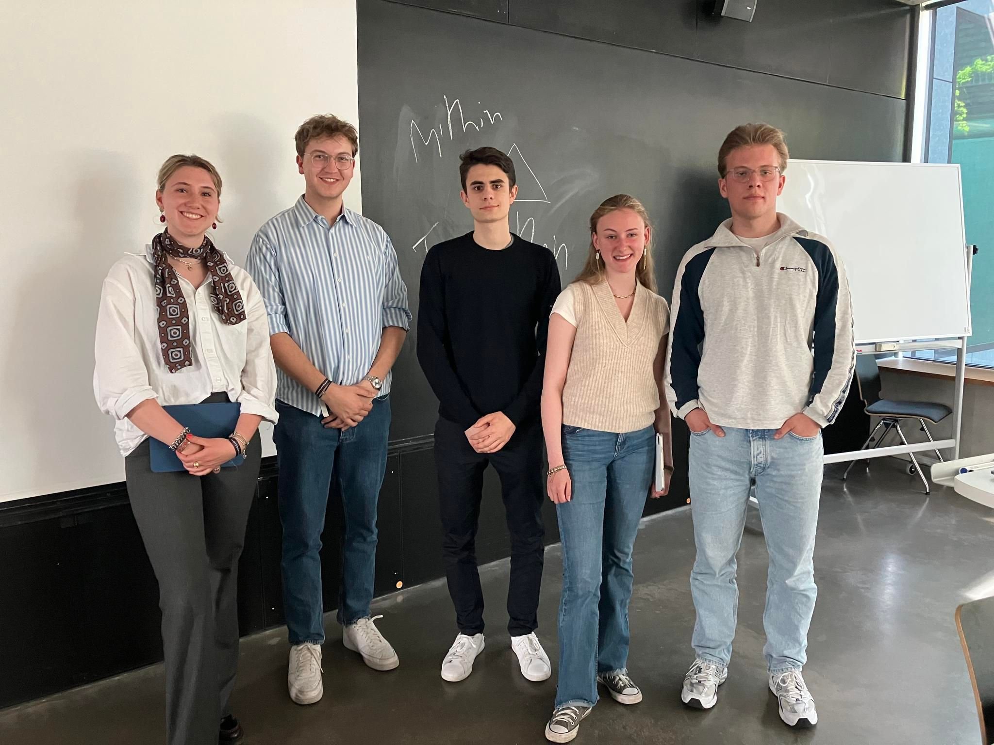 Studenten der Zeppelin–Universität zeigen Stand ihrer Forschungen