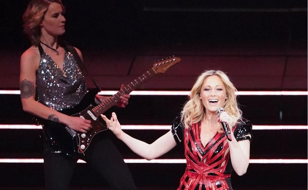 Ulmer Gitarristin rockt zusammen mit Helene Fischer