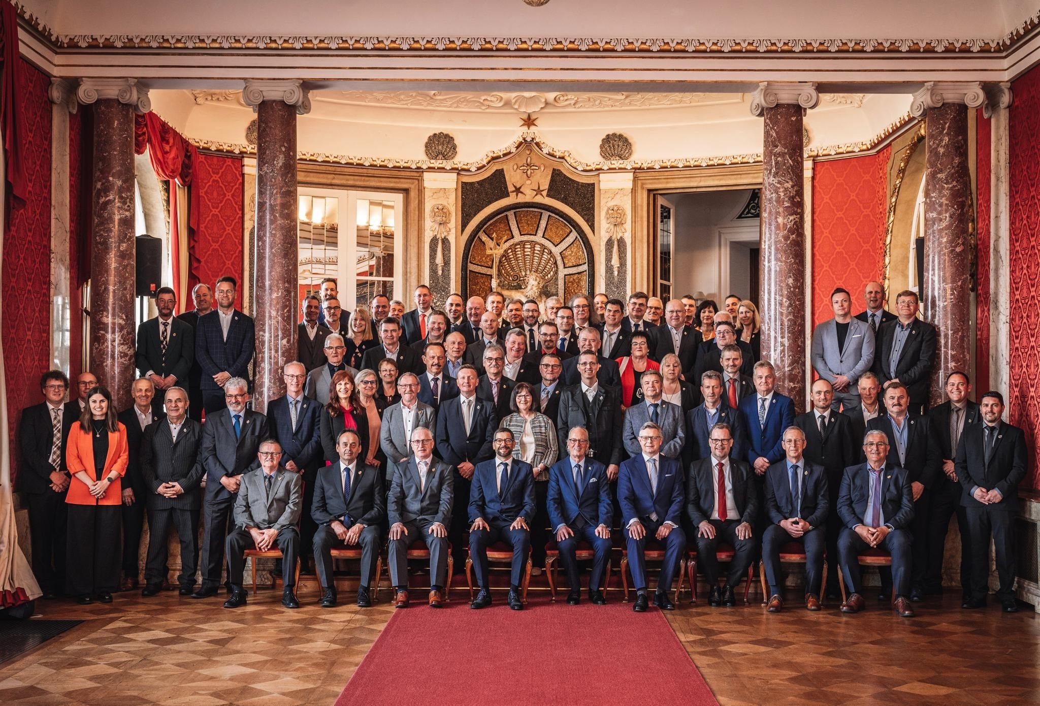 Firma Zollern ehrt in Sigmaringen Mitarbeiter