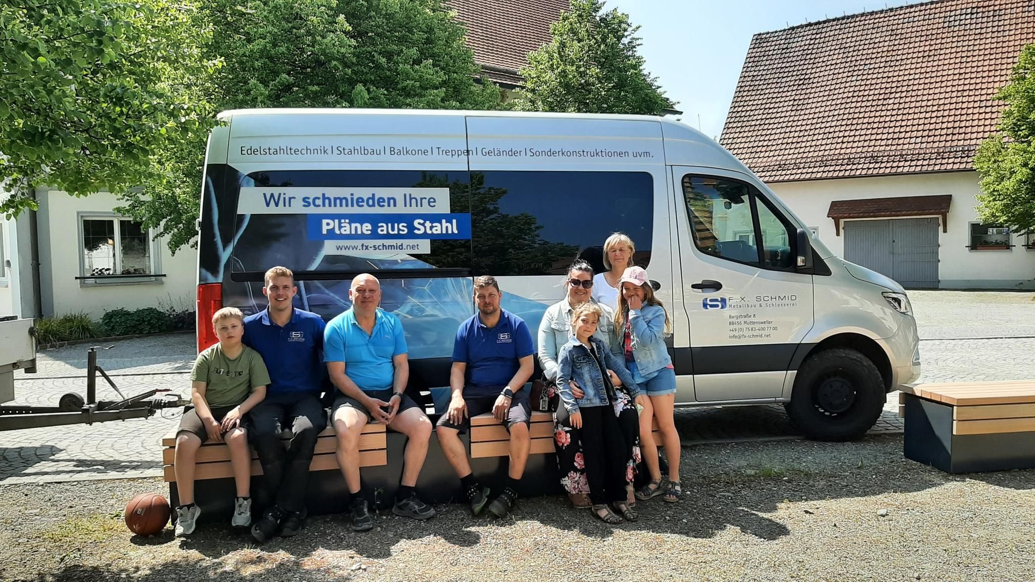 Firma FX Schmid spendet neue Bänke für Dorfplatz Steinhausen