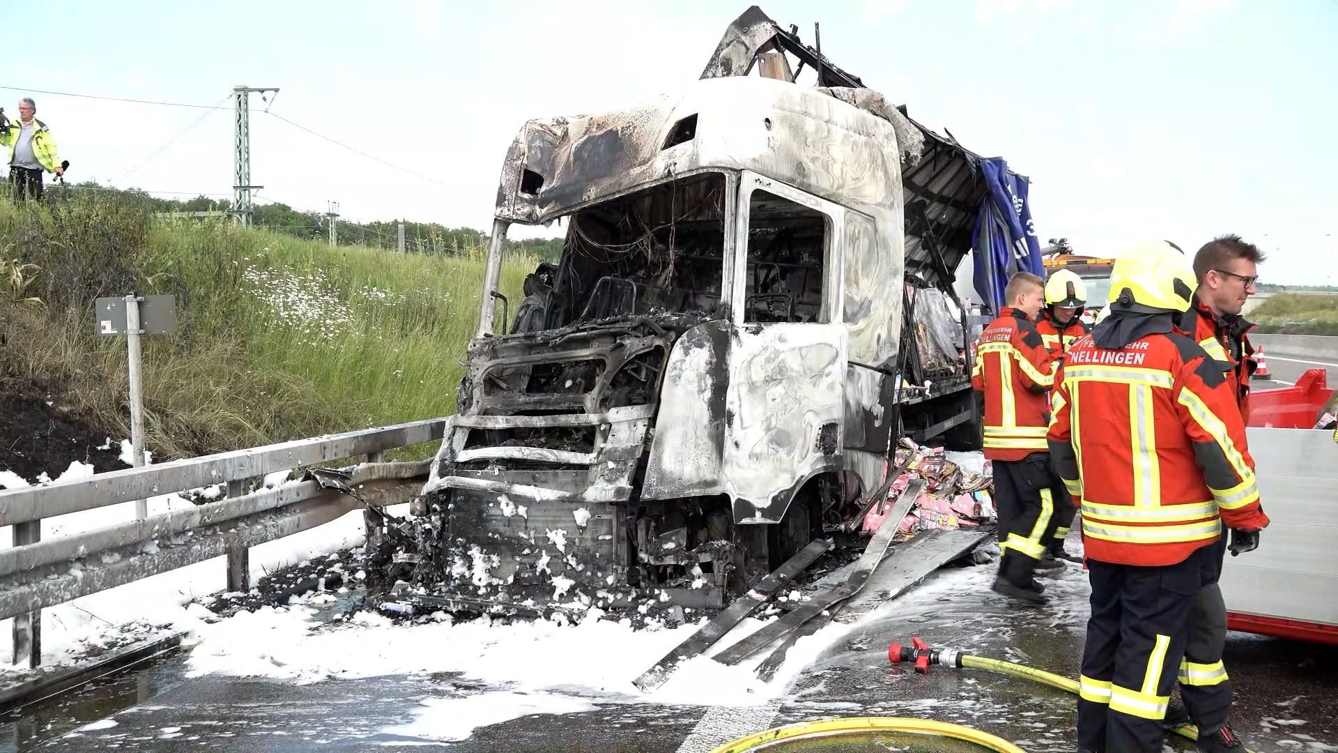 A8 bei Merklingen nach Unfall mit zwei Lkw gesperrt