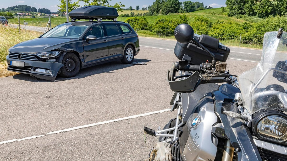 Unfall auf B31: Motorradfahrer in Lindau schwer verletzt