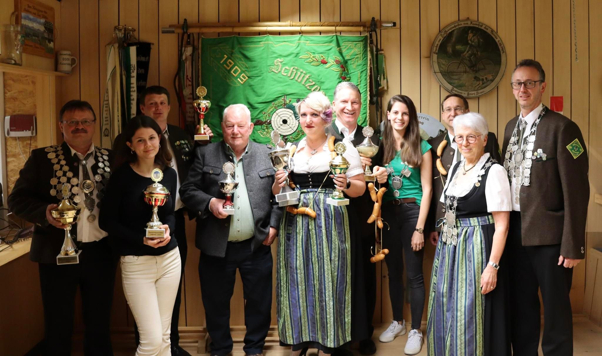 Schützenkönigin mit perfektem Schuss