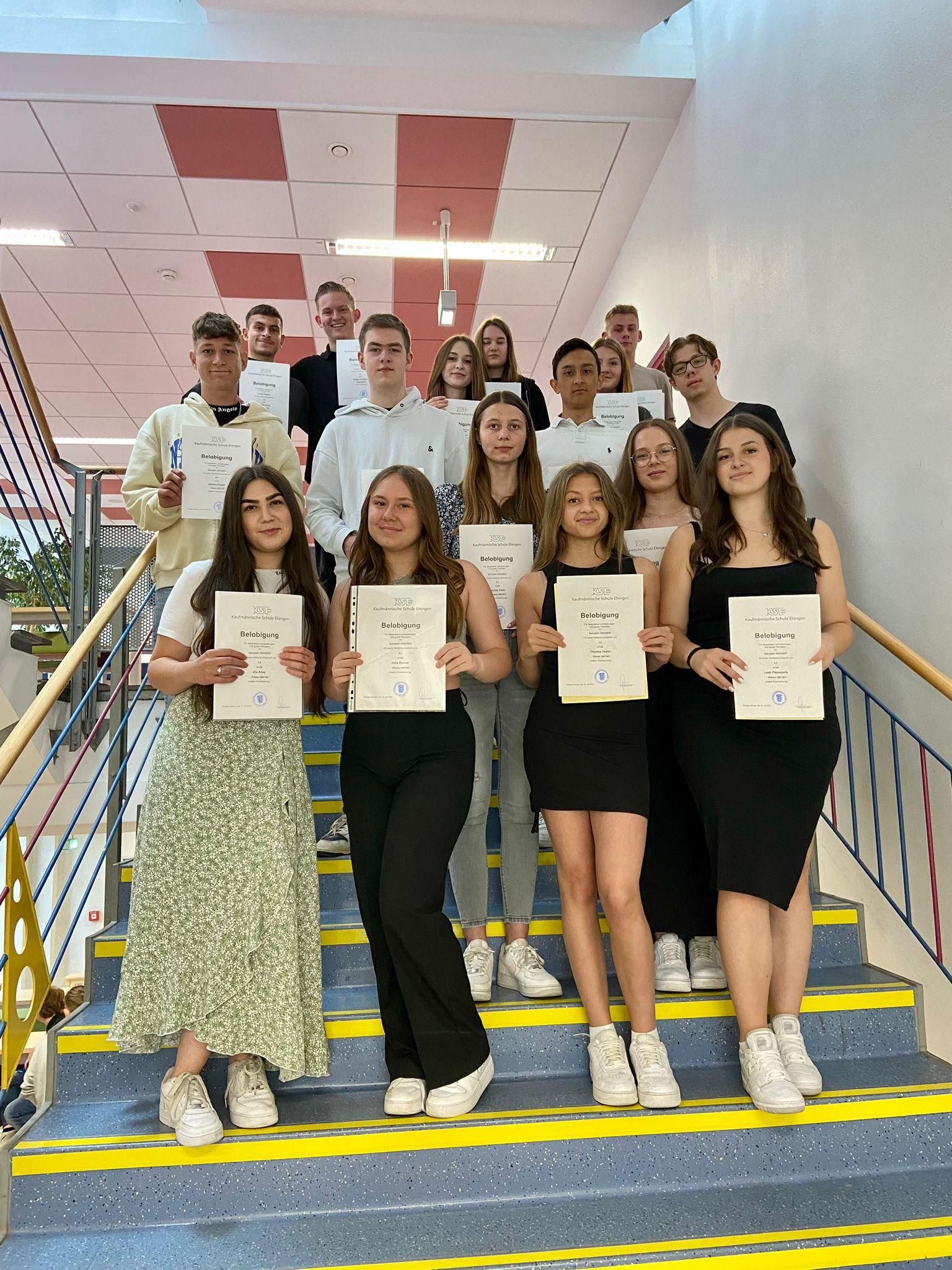 Absolventen des Kaufmännischen Berufskollegs feiern ihren Abschluss