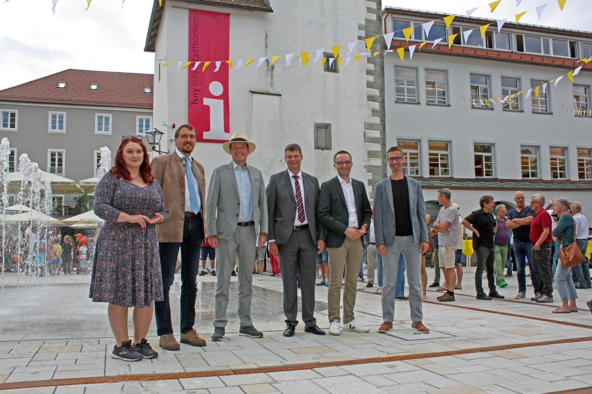 Marktplatz in Isny mit viel Prominenz eröffnet