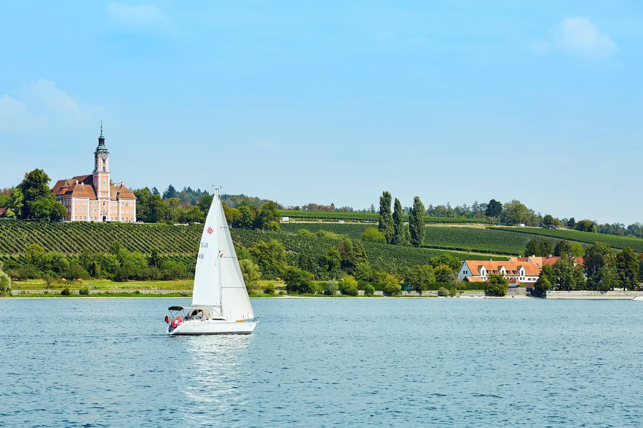 Zwei Segelboote stoßen auf dem Bodensee frontal zusammen