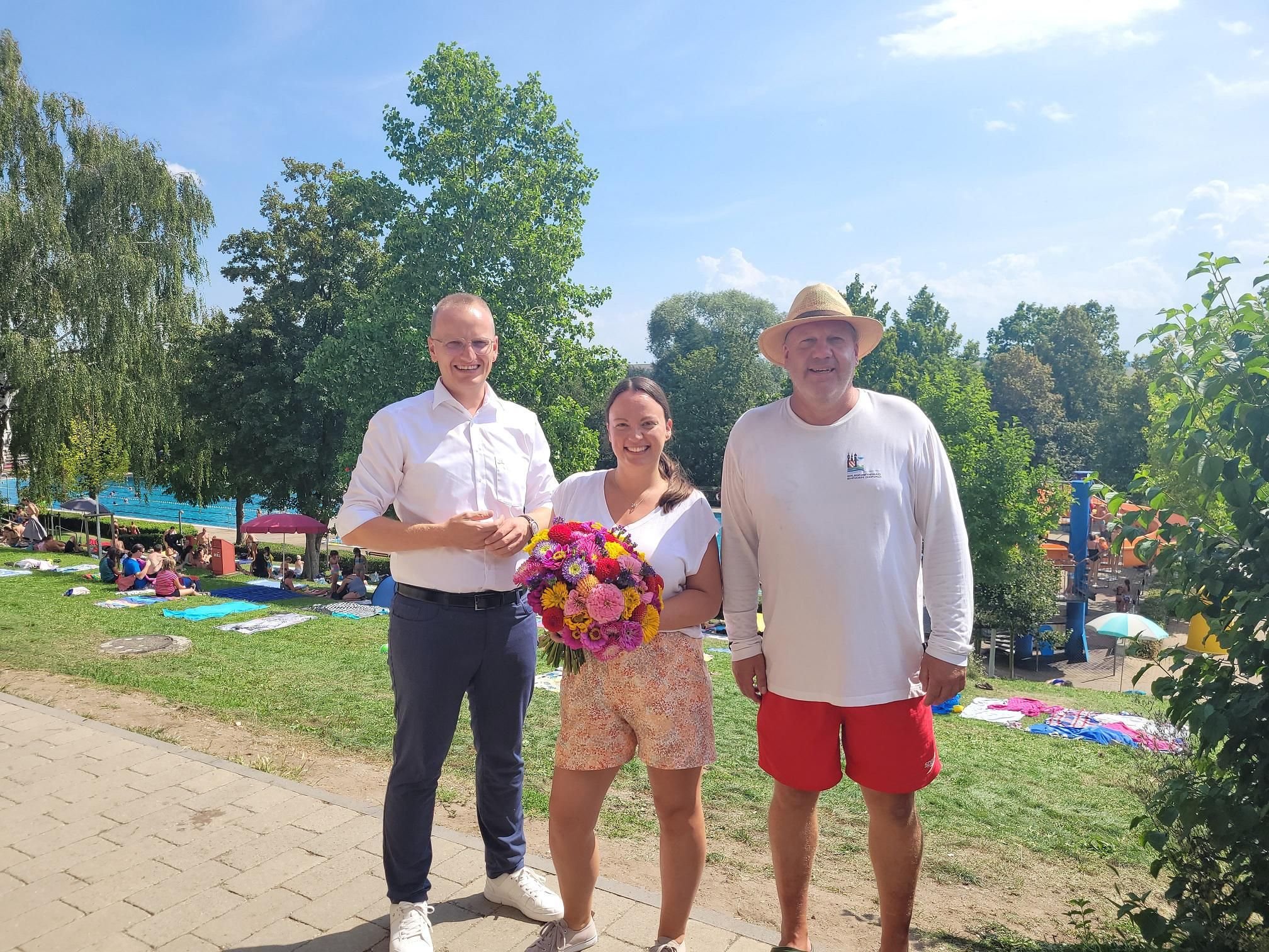 100.000. Badegast im Ehinger Freibad begrüßt