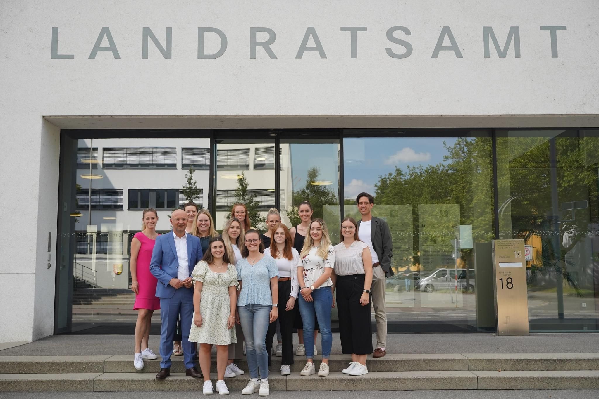 Azubis des Landratsamts erhalten Zeugnisse