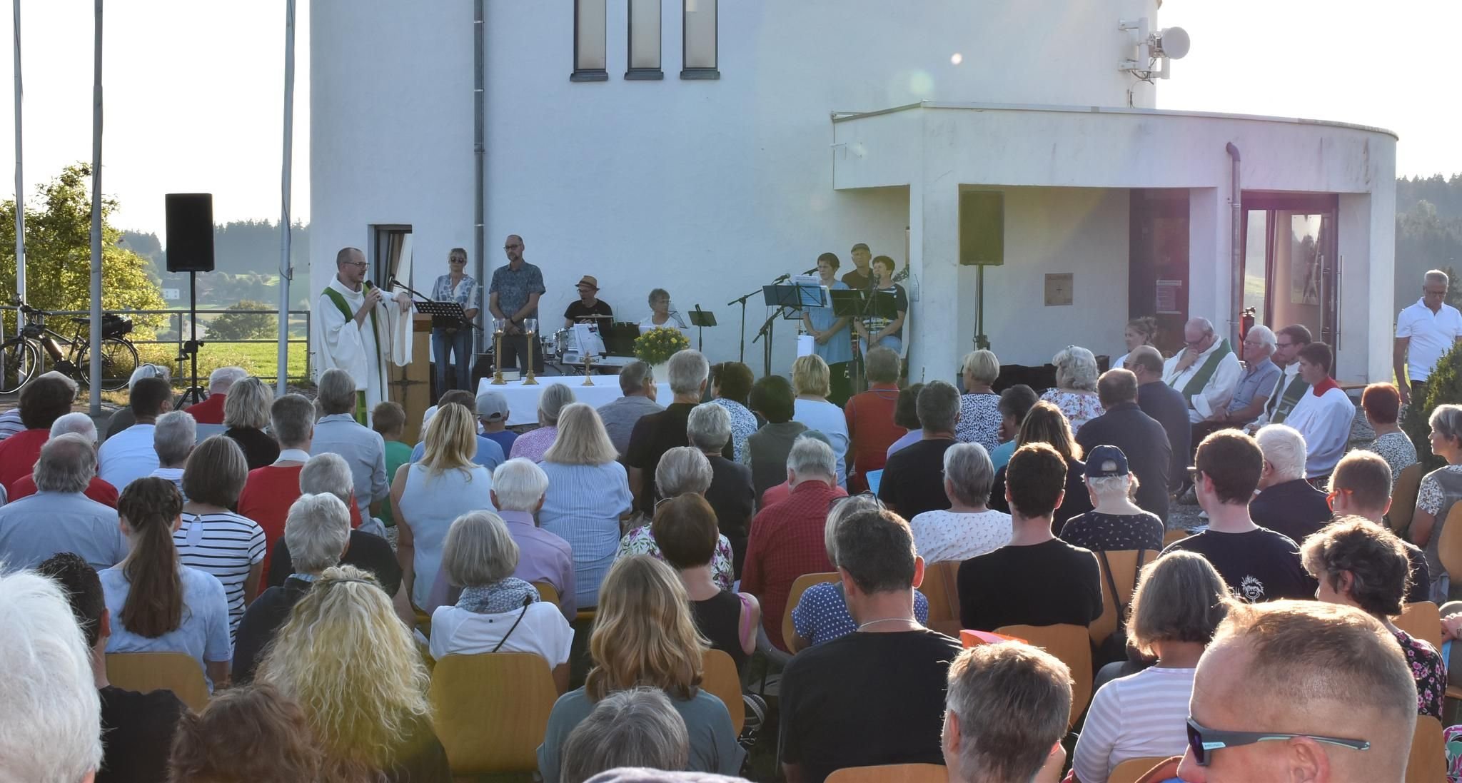 Zahlreiche Besucher beim Open–Air–Gottesdienst