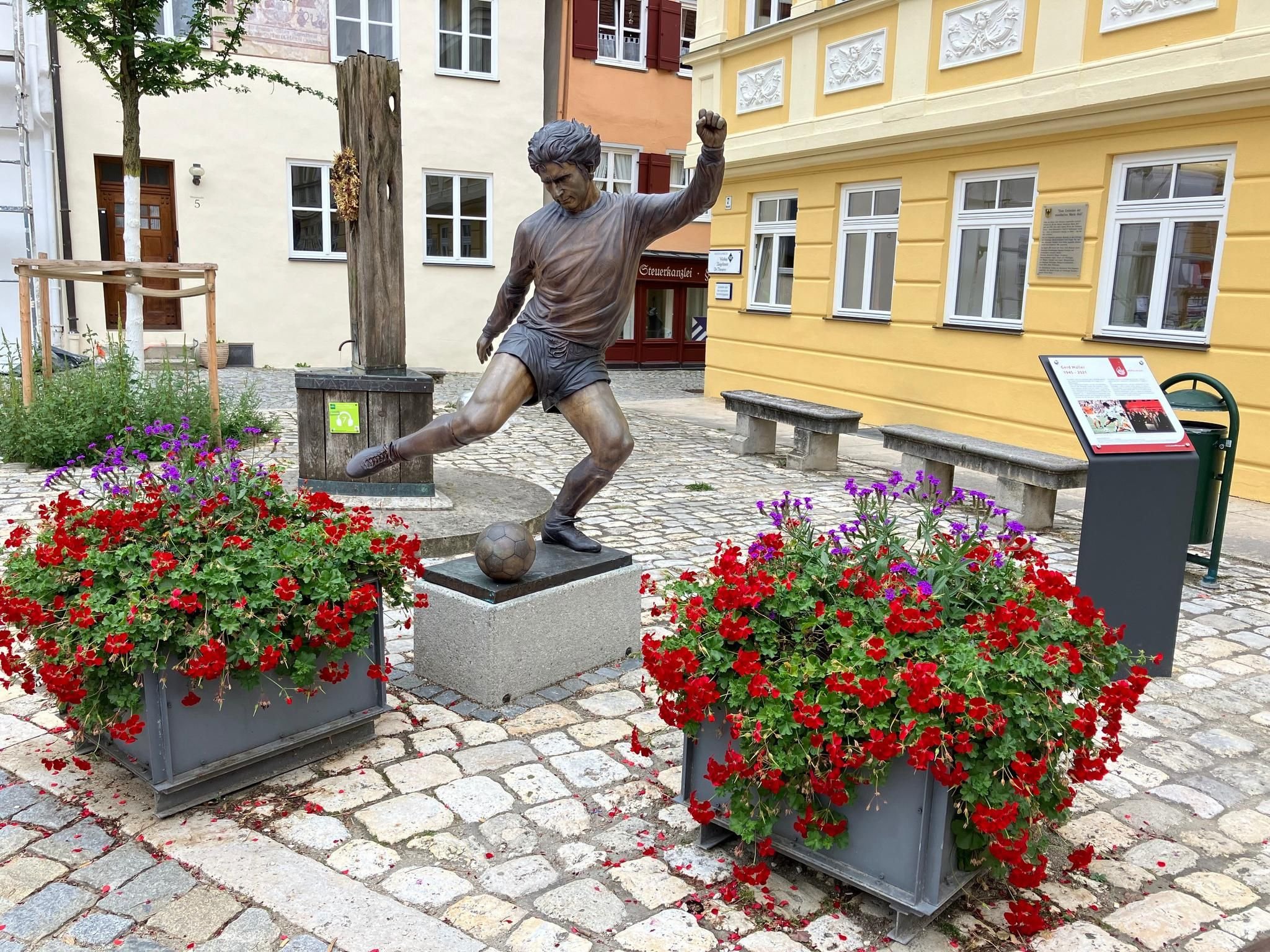 Gerd–Müller–Platz: Welche Promis kommen nach Nördlingen?