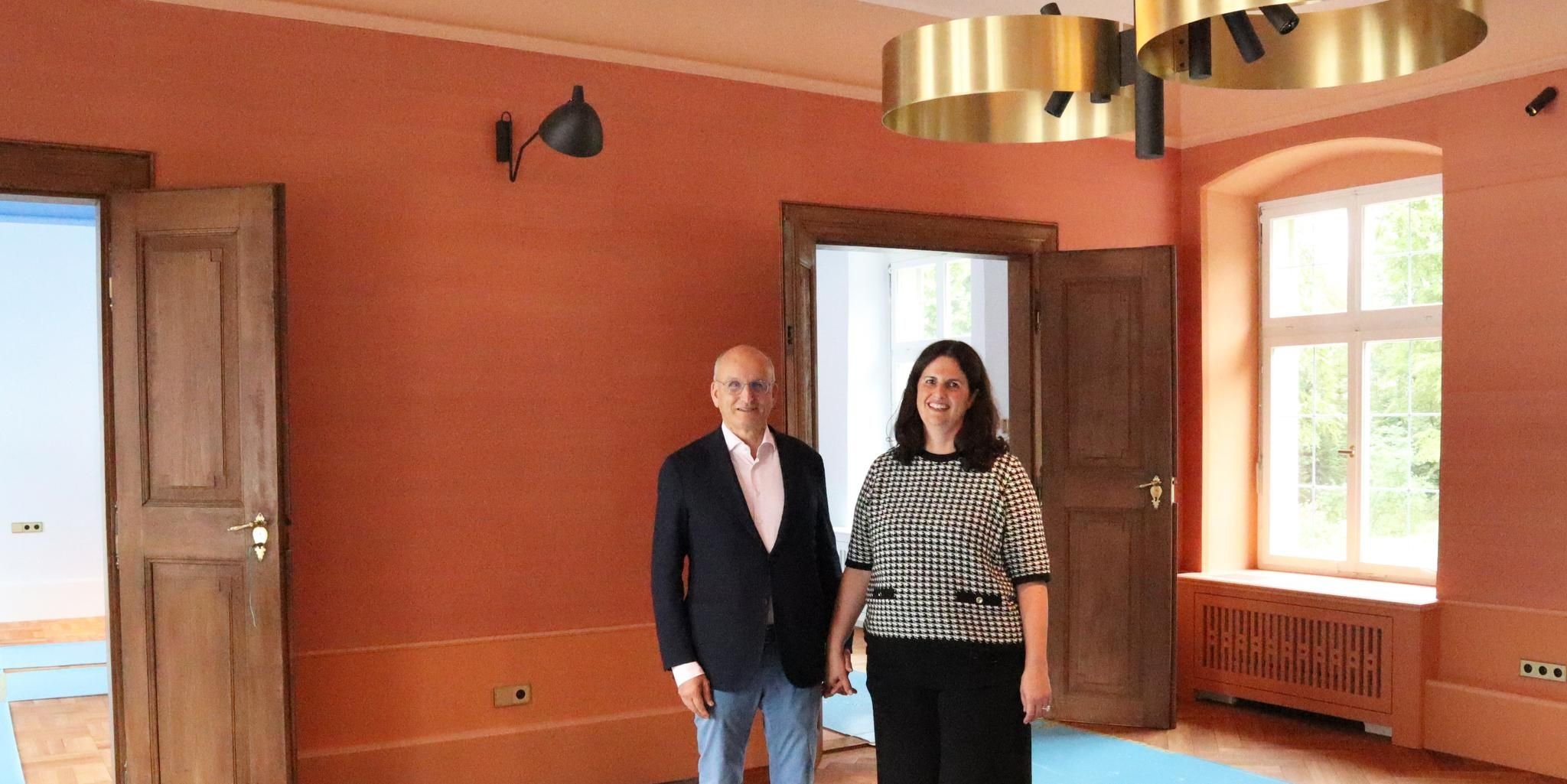 Baron Ernst von Freyberg lädt auf sein Neues Schloss