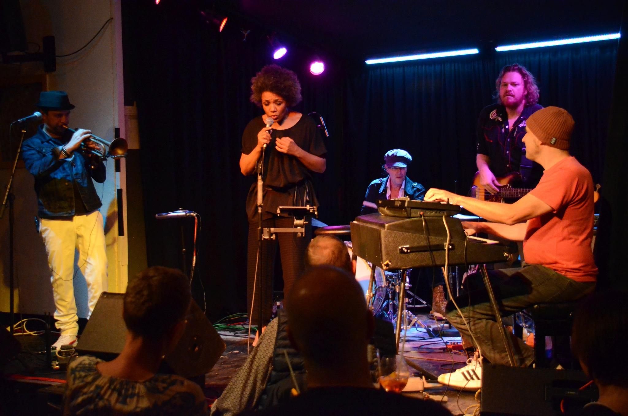 Fola Dada und Band begeistern Publikum