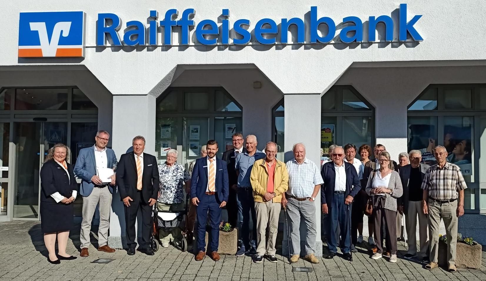 Raiffeisenbank ehrt Mitglieder