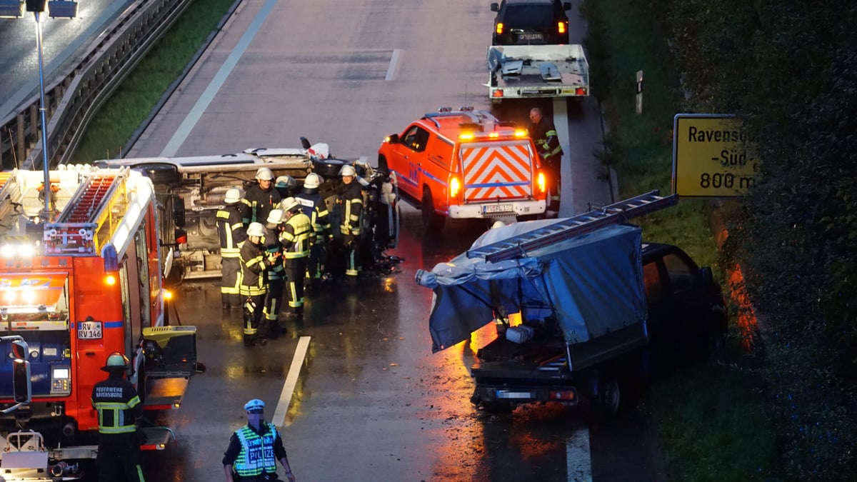 Unfall B30: Ravensburg Transporter rammt Pannenfahrzeug