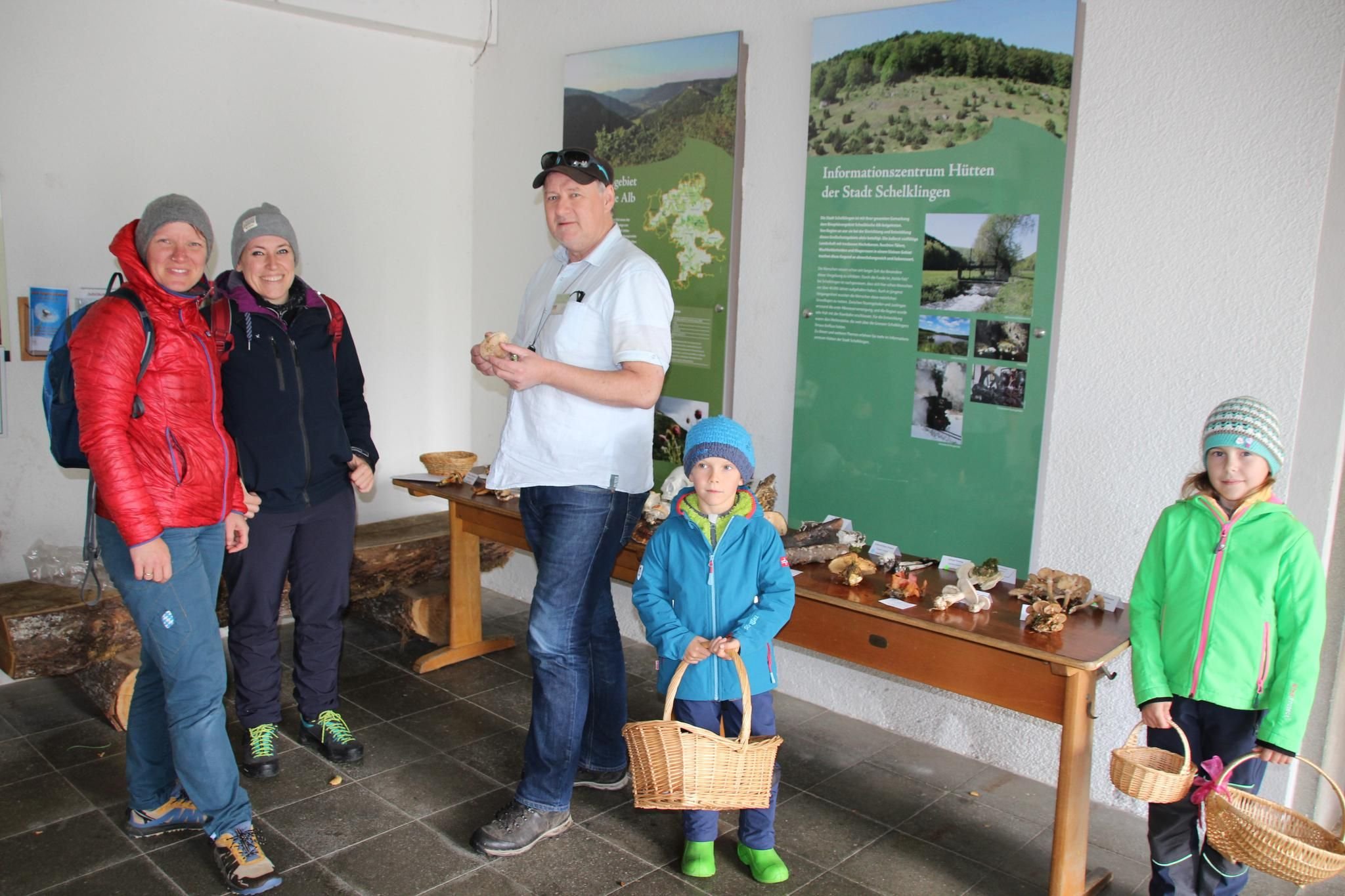 Pilzkenner Jürgen Marqua zeigt in Hütten eine kleine Pilzausstellung