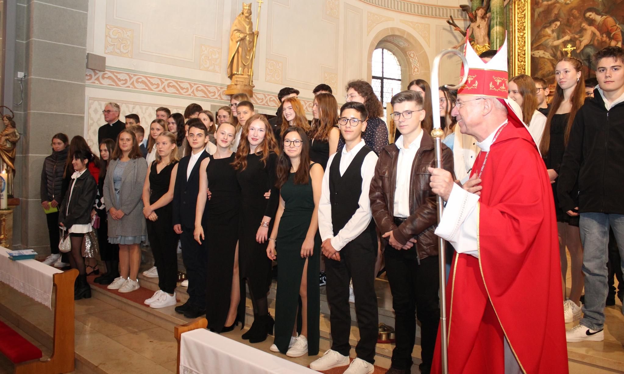 Junge Christen empfangen das Firmsakrament