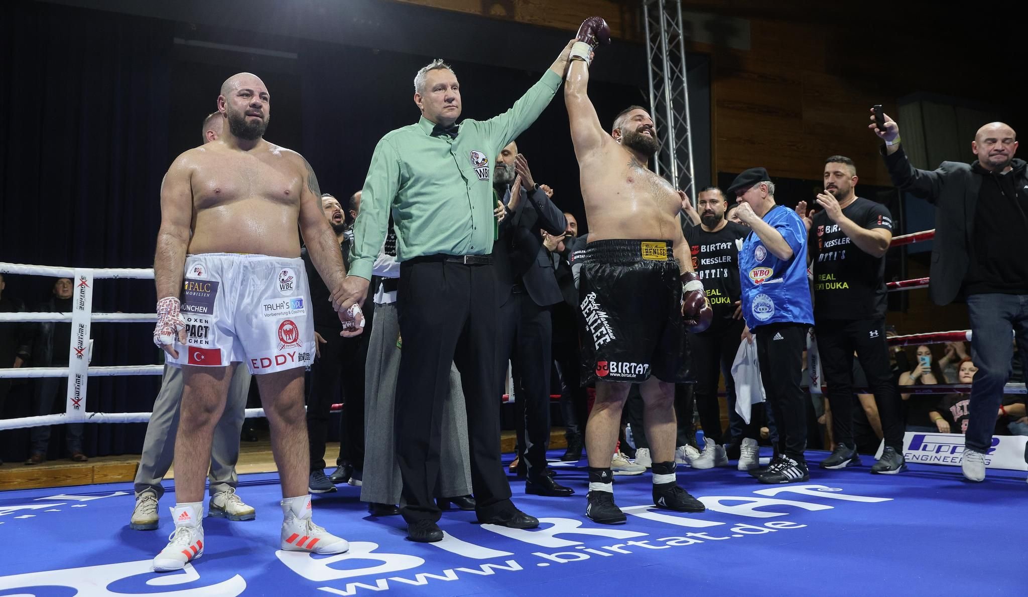 Umut Camkiran gewinnt durch Knock-Out