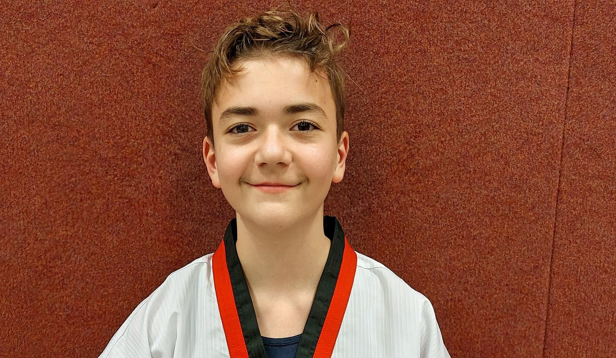 Zekic meistert Schwarzgurtprüfung im Taekwondo