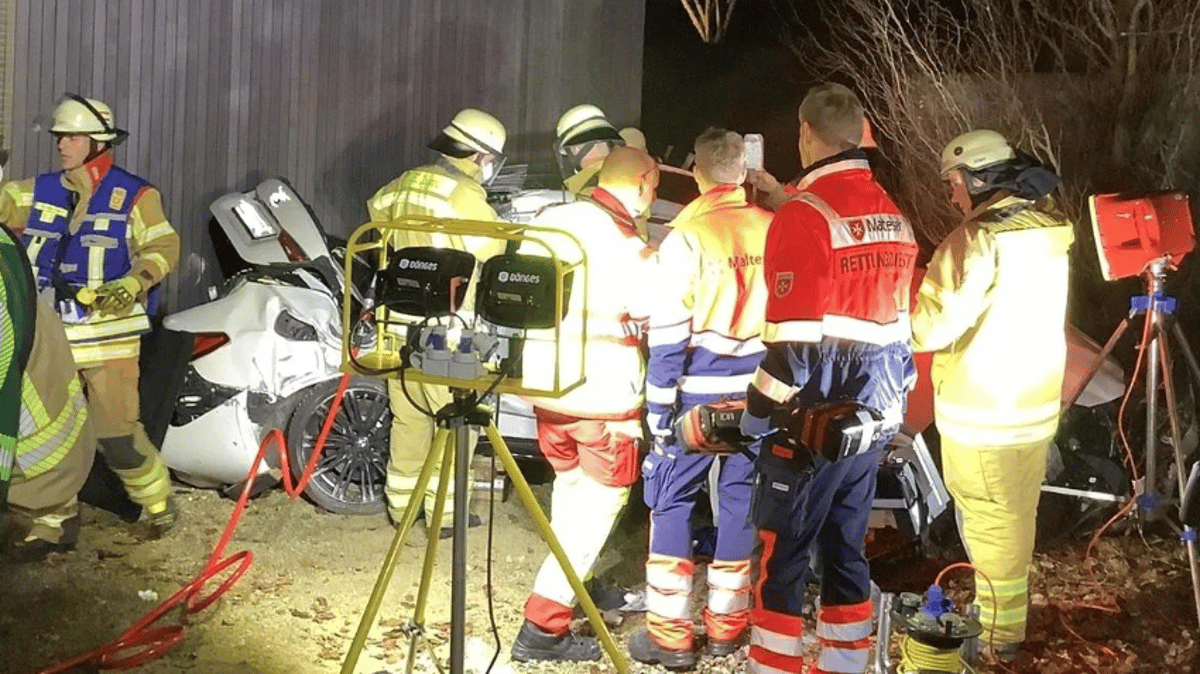 Zwei Schwerverletzte und hoher Schaden bei Unfall