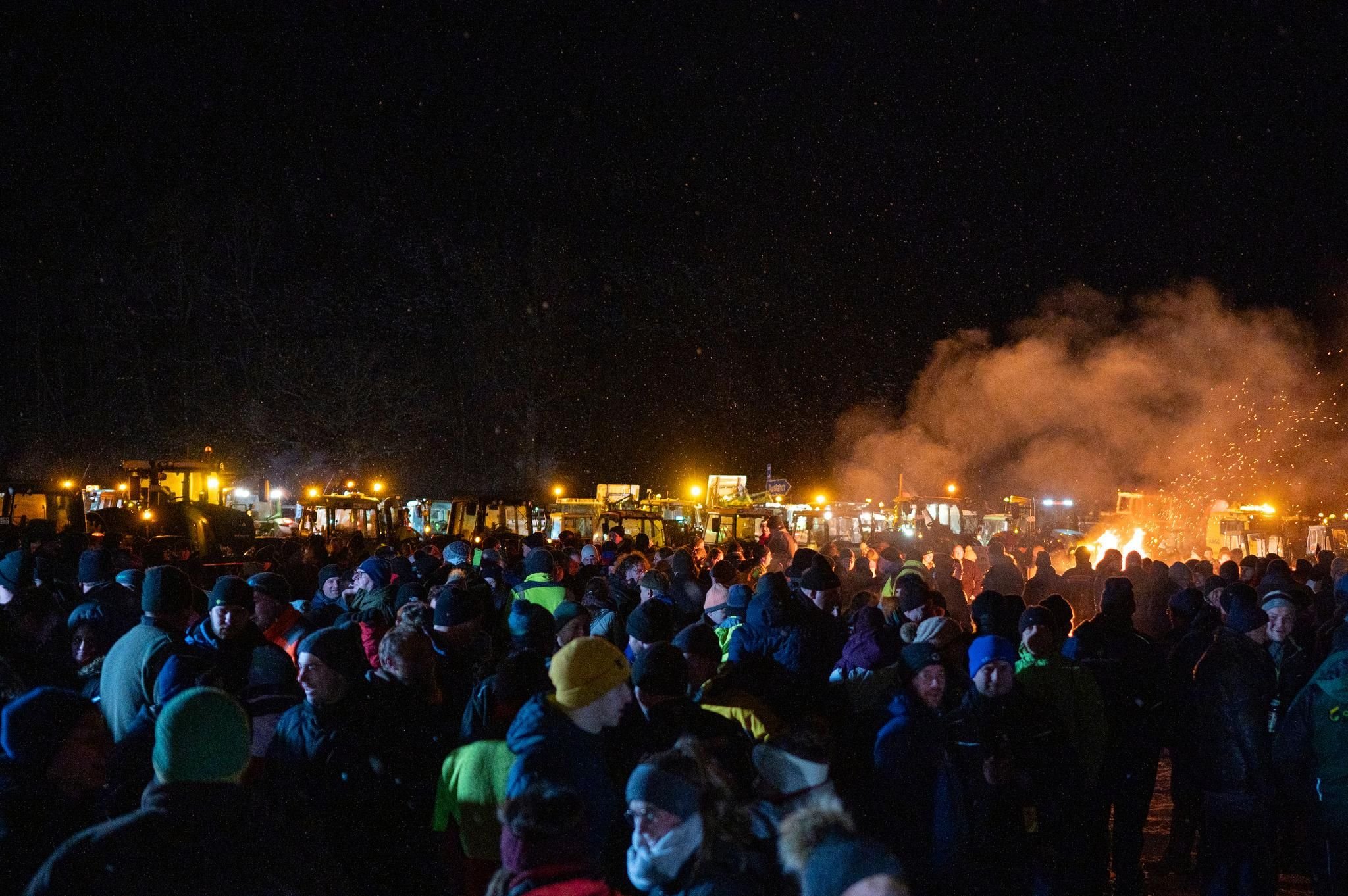 Großes Mahnfeuer: Bauernprotest an A 96 | Schwäbische.de
